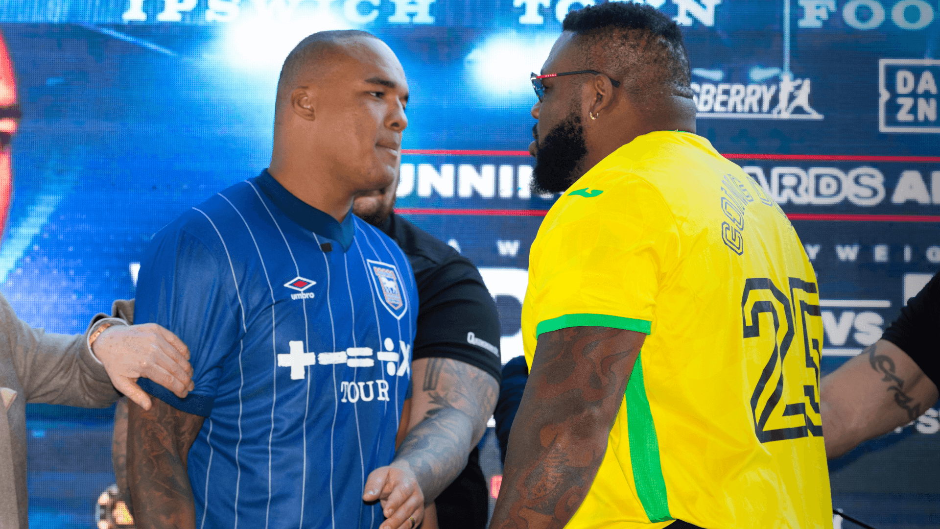 شاهد ميلر يصفع واردلي خلال مؤتمر صحفي مشحون! على الإنترنت | DAZN MR