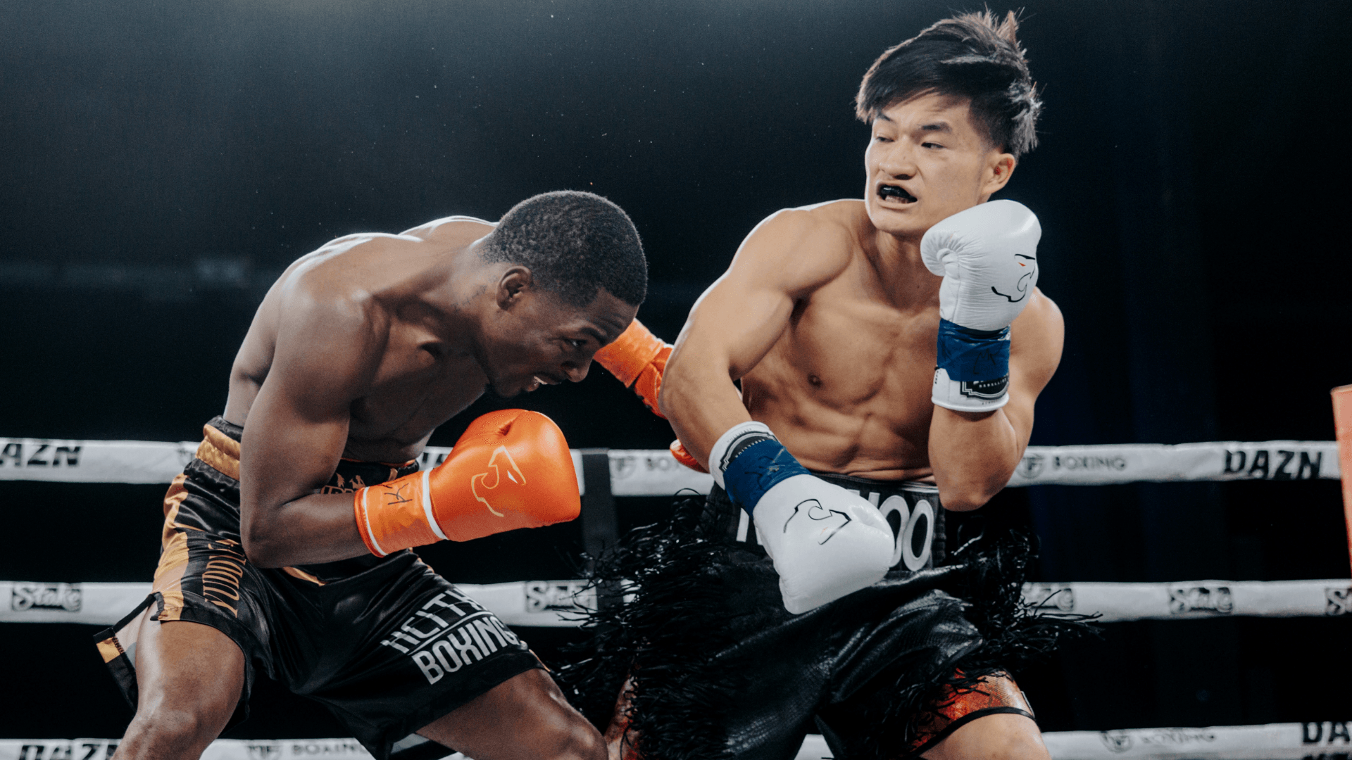 شاهد النزال الكامل على الإنترنت | DAZN PS